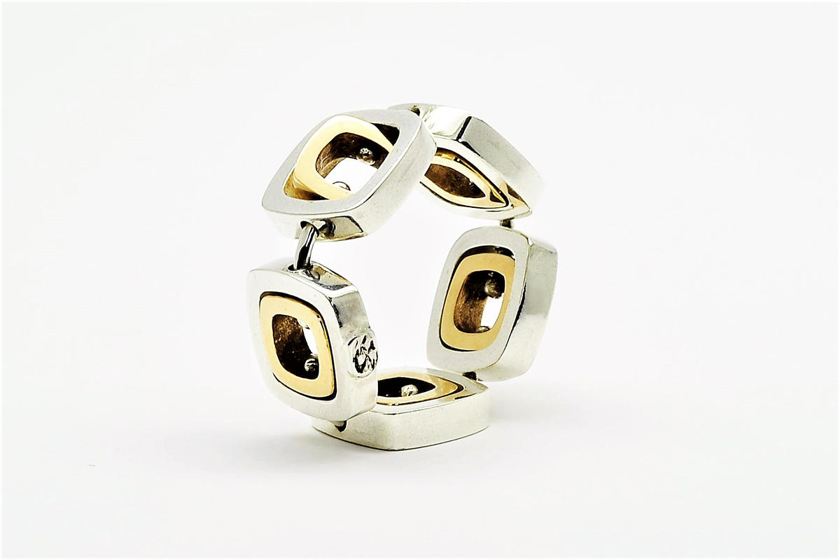 Interactive and playful jewellery by Elisabetta Fontana - thesignspeaking